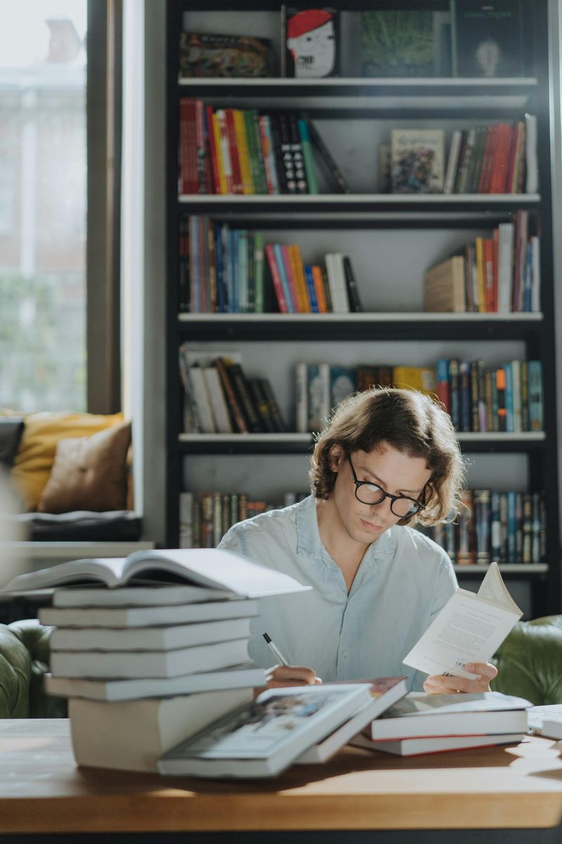 10 Obvious Signs Someone Isn't as Smart as They Pretend to Be