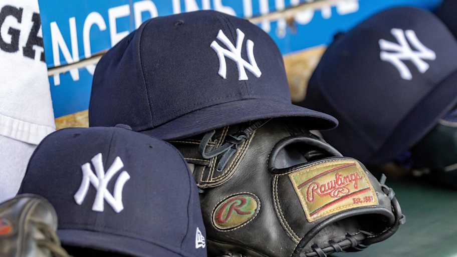 Yankees Re-Sign Former Cubs Shortstop-Turned-Pitcher