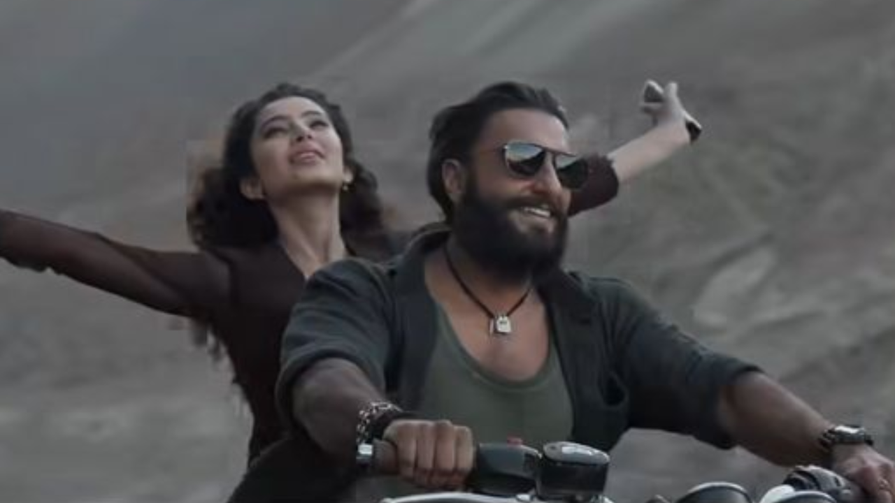Gehra Hua Song From Dhurandhar OUT: Ranveer Singh, Sara Arjun Take ...
