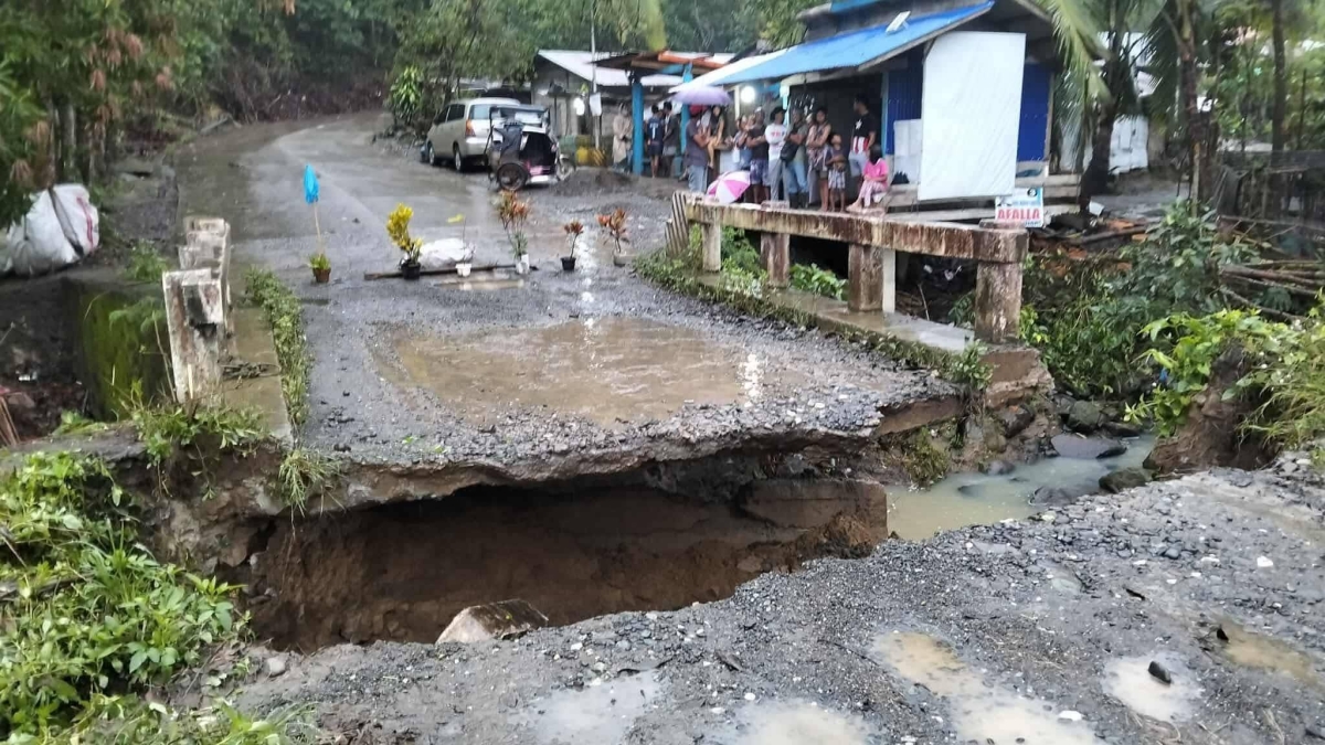 Shearline-induced rains cut Nueva Vizcaya bridge