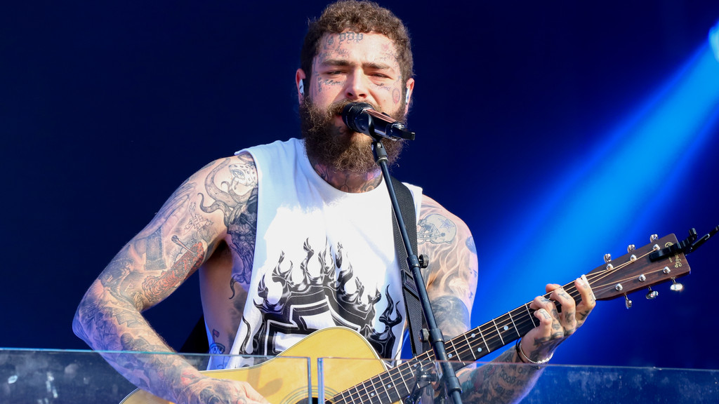 Post Malone pays tribute to late NFL star during Thanksgiving game