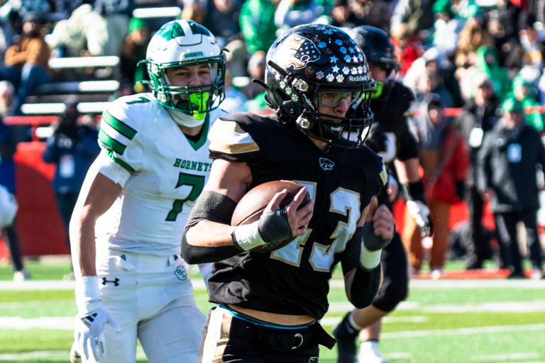 Lena-Winslow football dominates its way to 7th title | Instant story