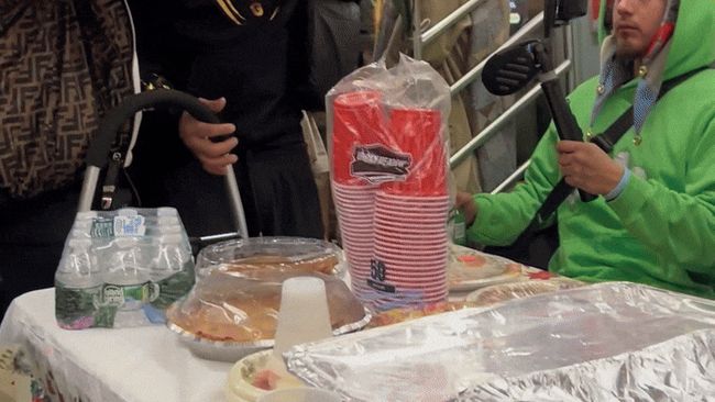 New Yorkers Celebrate Thanksgiving With Feast on Subway