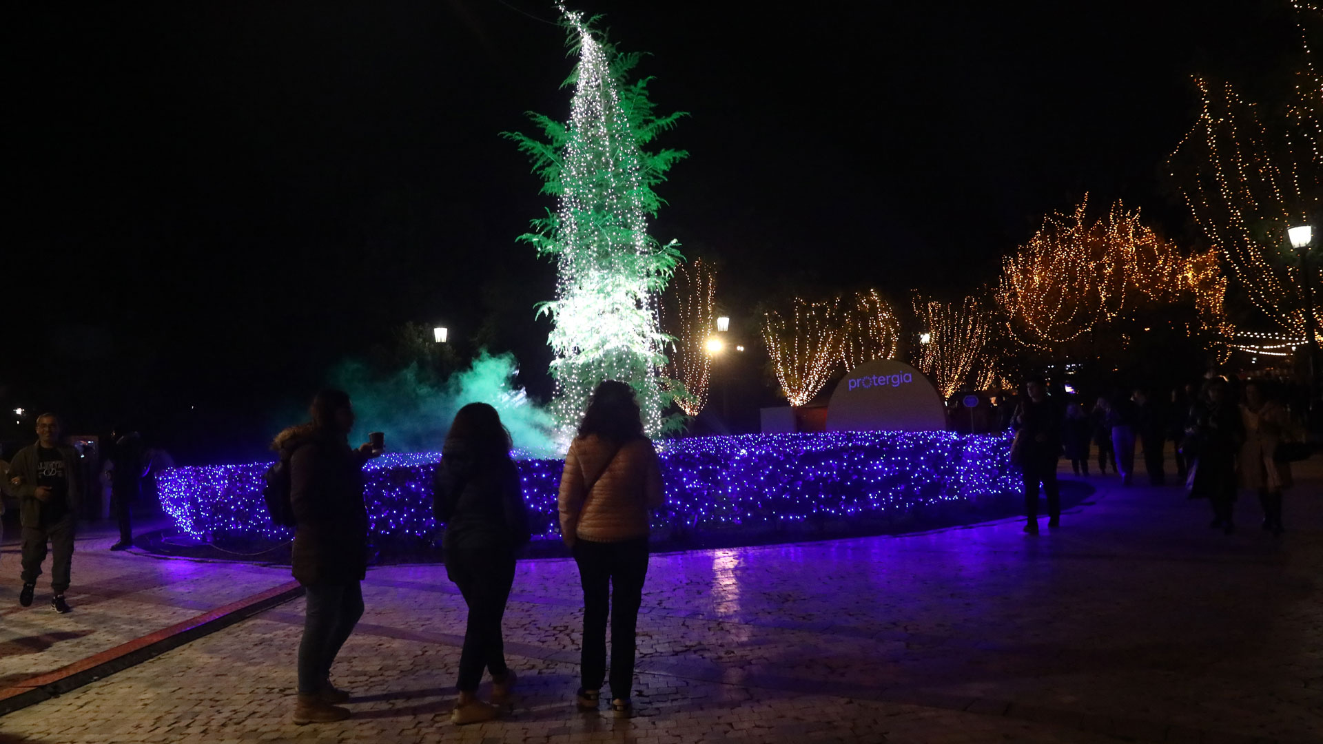 Ανοιξε τις πύλες του το χριστουγεννιάτικο χωριό στο Πεδίον του Αρεως ...