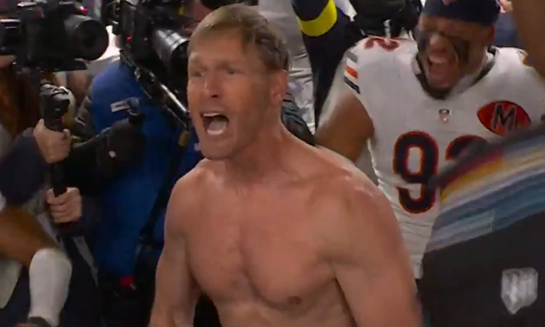 Fired-up Chicago Bears coach stuns fans as he shows off ripped physique ...
