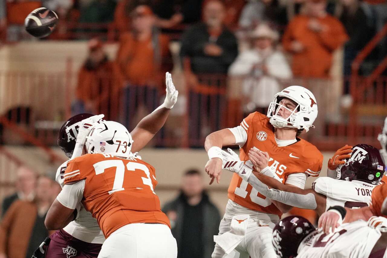 Texas Longhorns spoil Texas A&M's perfect season with 27-17 win in Austin
