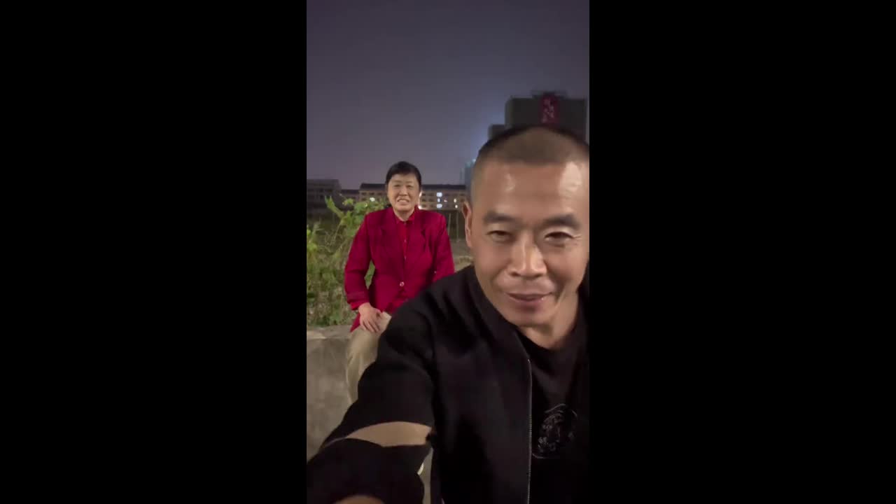 Couple’s photo attempt turns into a funny fall in Zhejiang, China