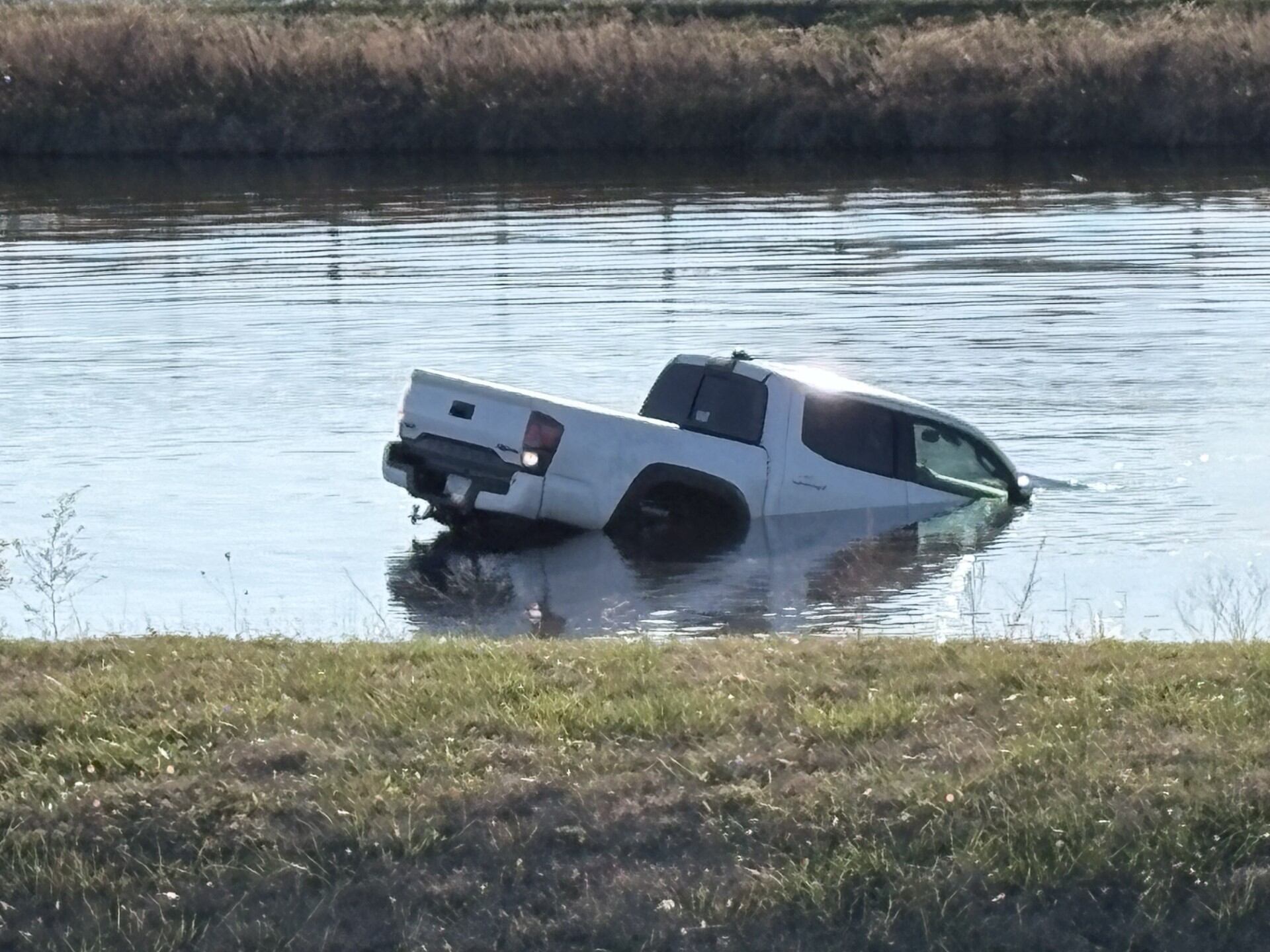 Driver dies after crashing into retention pond near Bolivar, Mo.