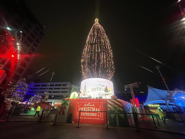 Mayor’s Christmas Tree Lighting kicks off a month of lights at Crown Center