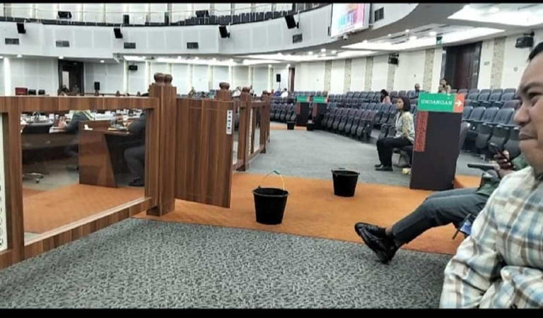 Paripurna DPRD Sumut Diwarnai Atap Bocor, Dampak Hujan Deras Ember ...