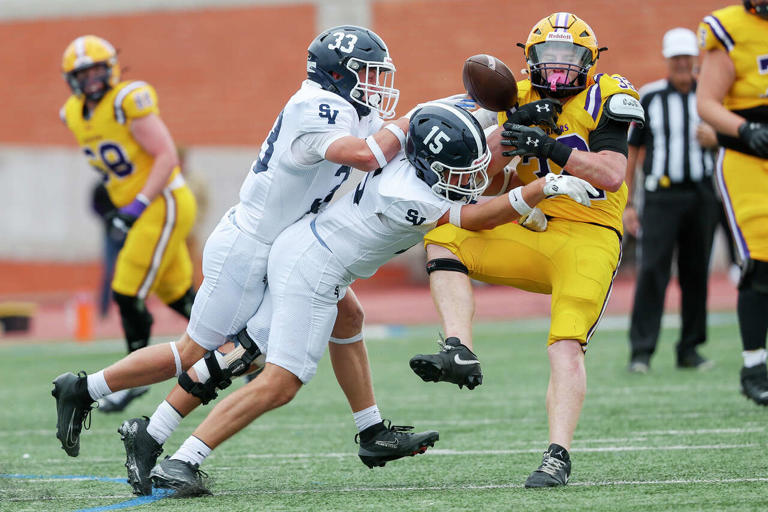 Smithson Valley football grinds its way past Pieper into regional semifinal