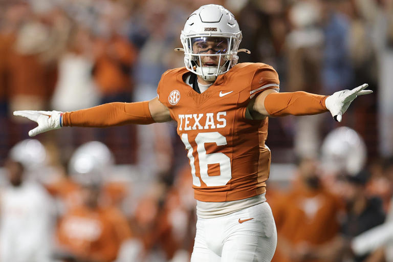 Former Longhorns trio signs first NFL deal with Miami Dolphins