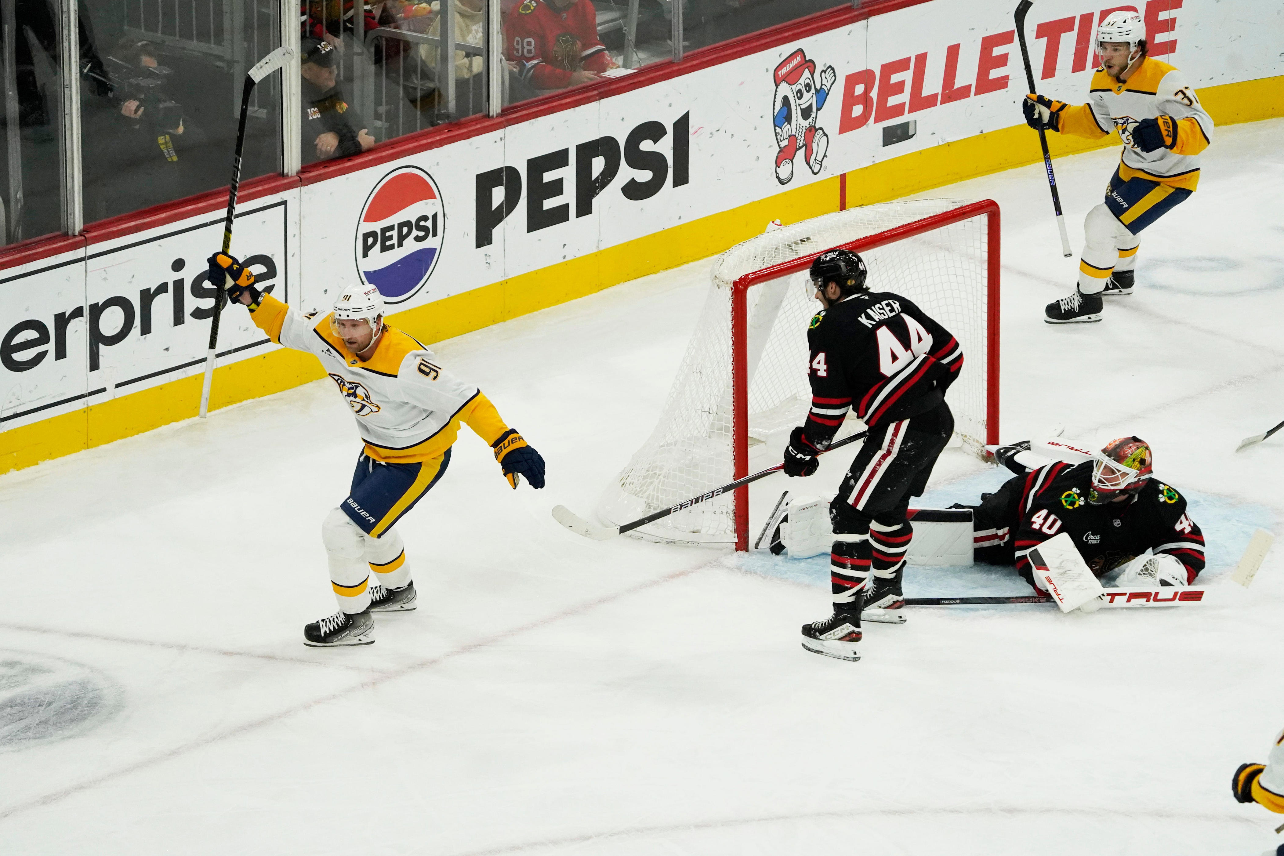 Steven Stamkos with goal, assist as Predators beat Blackhawks 4-3