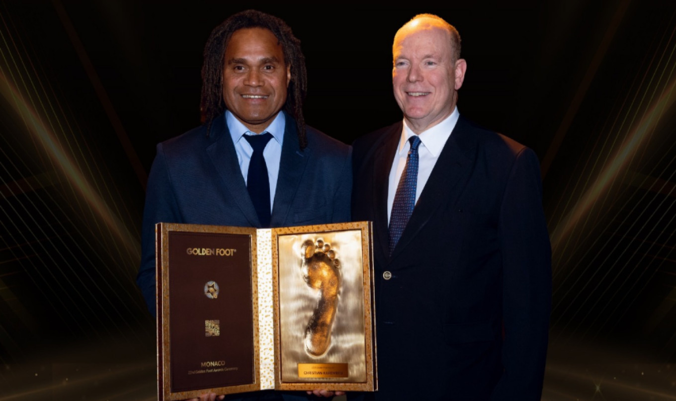 Καρεμπέ: Τιμήθηκε με το «Golden Foot Legend» για την προσφορά του στο ...