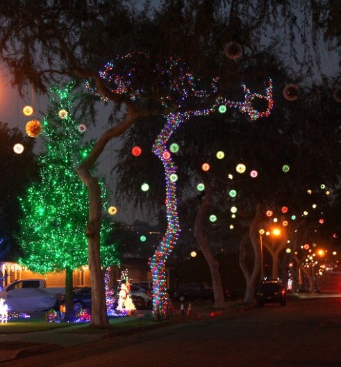 'Sparkle balls' light up Fullerton neighborhood all December long