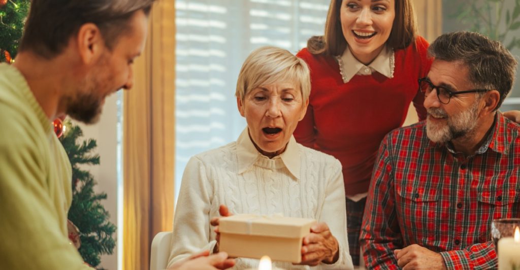Detta gör vi alla fel när vi öppnar presenter – enligt etikettexperter