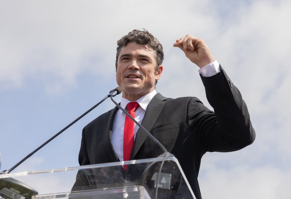 Top Trump official uncorks call to 'round up' migrants