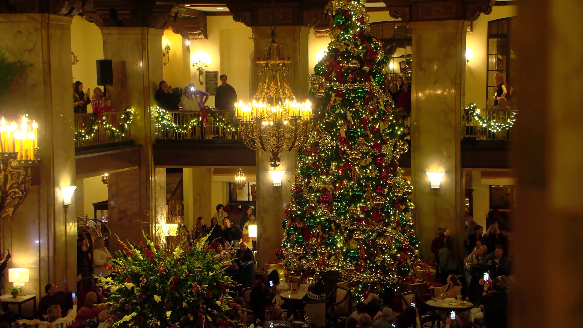 Peabody Hotel’s annual Christmas tree lighting ceremony rings in the ...