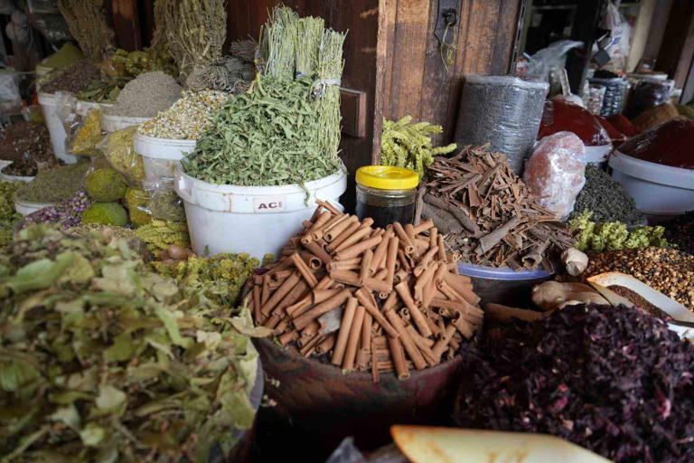 Gaziantep’te hasta olan vatandaşlar çareyi aktarlarda arıyor