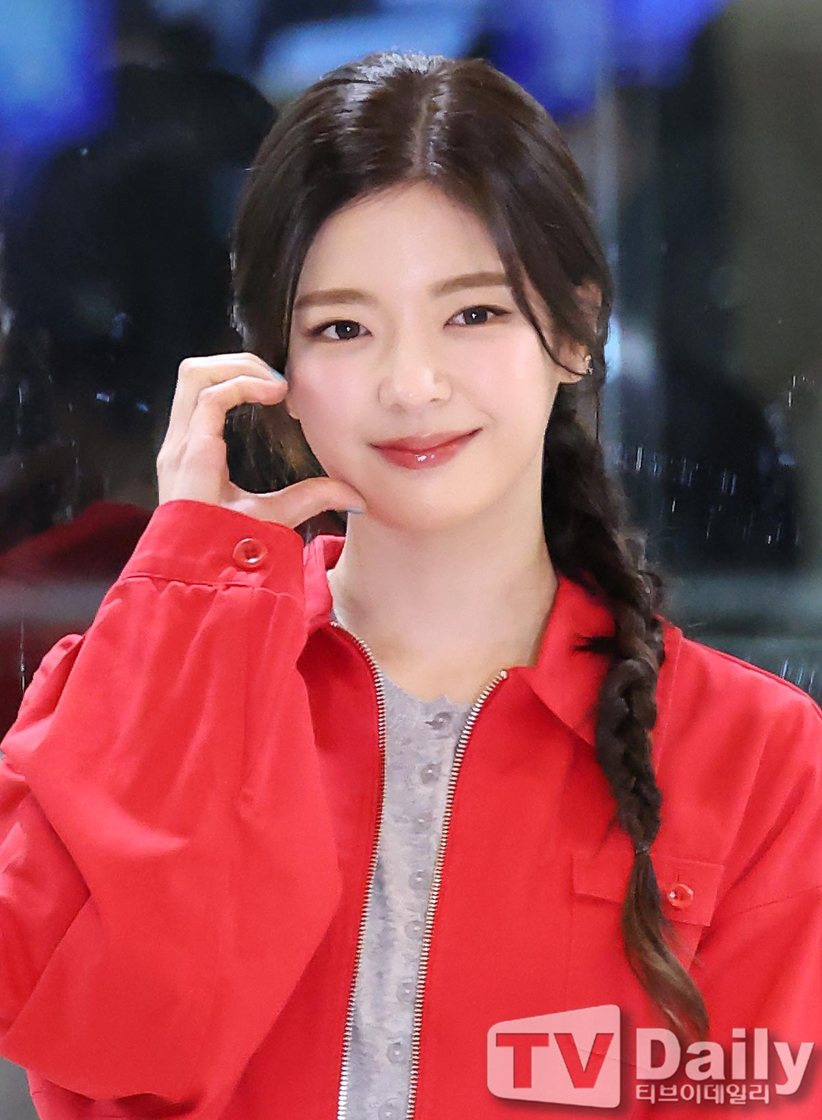 【多圖】紅衣少女駕到！ITZY Lia甜美造型飛上海，開啟海外行程