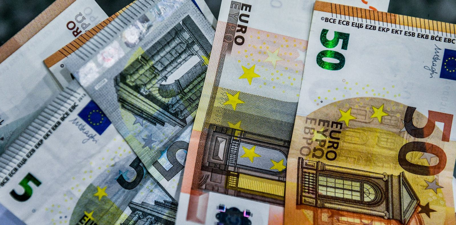Δώρο Χριστουγέννων: Νωρίτερα φέτος η καταβολή του - Πώς υπολογίζεται