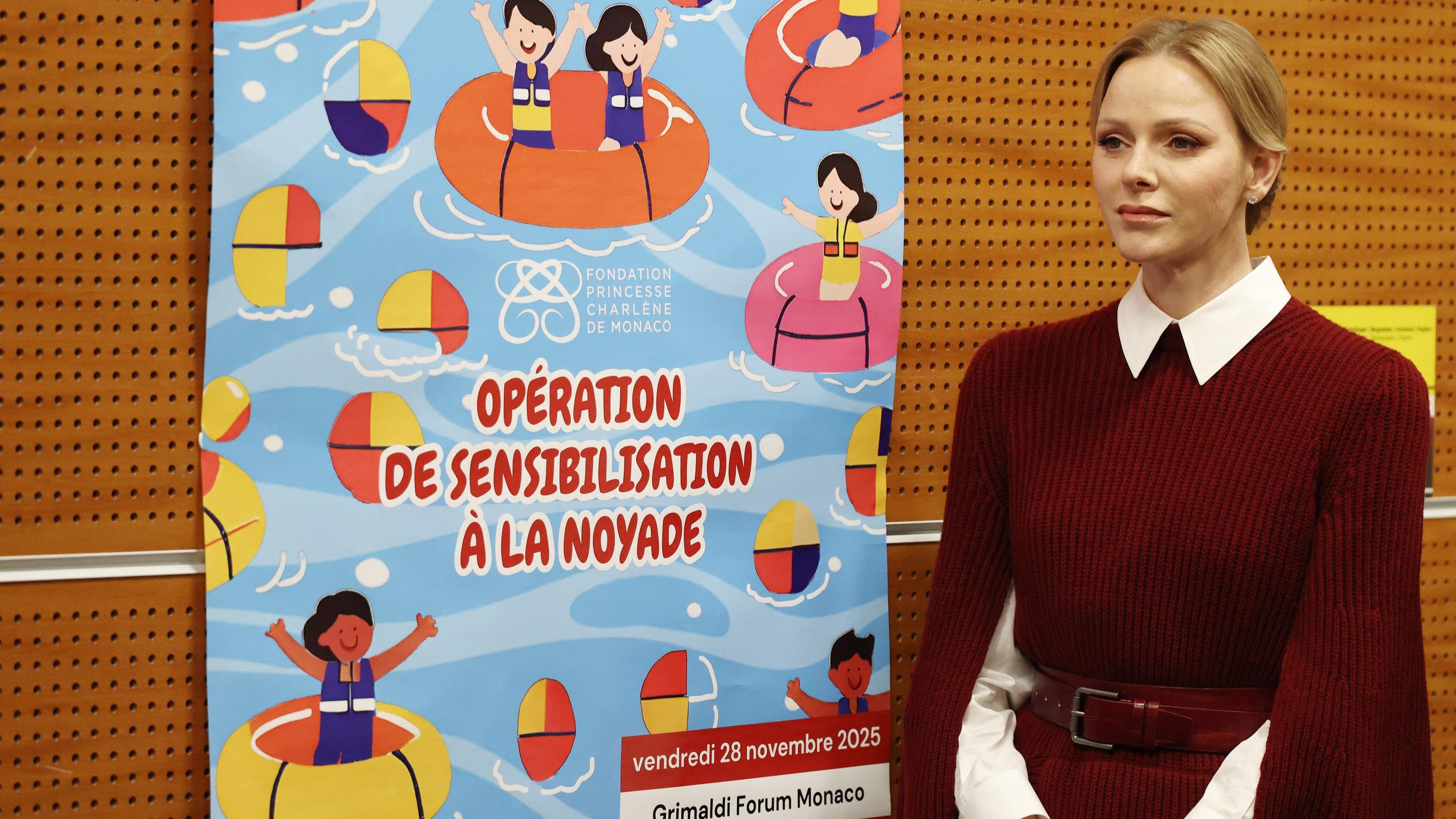 Souriante et élégante dans un pull cape bordeaux, Charlene de Monaco ...