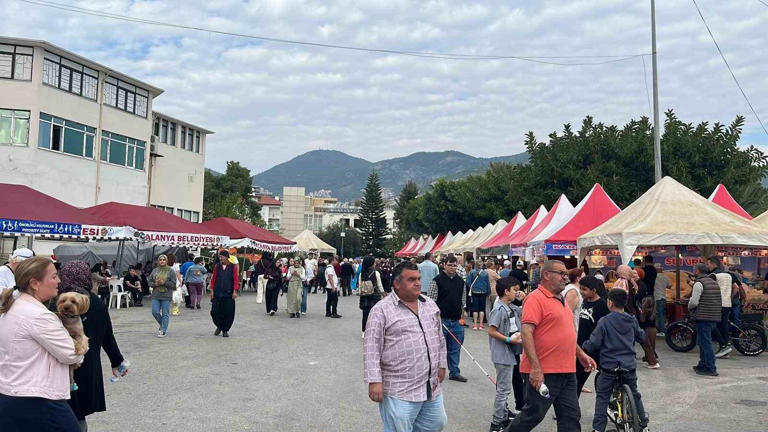 Alanya’da geleneksel hamsi festivali başladı 7 ton hamsi ücretsiz ...