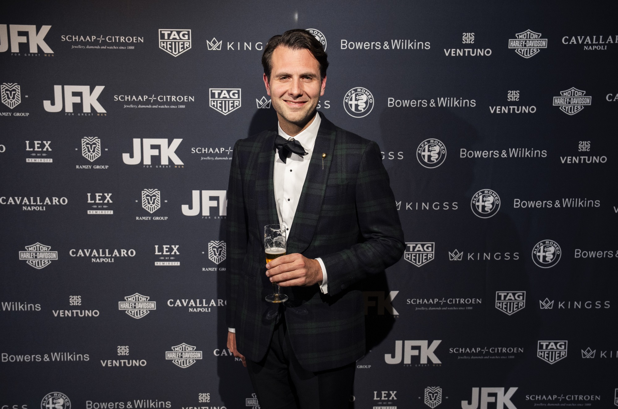 'Lastige micromanager' Tobias Camman runt samen met vriendin een wijnzaak: 'Moet af en toe mijn ...