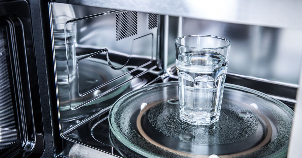 Ne jamais mettre un verre d'eau au micro-ondes pour le chauffer, l ...