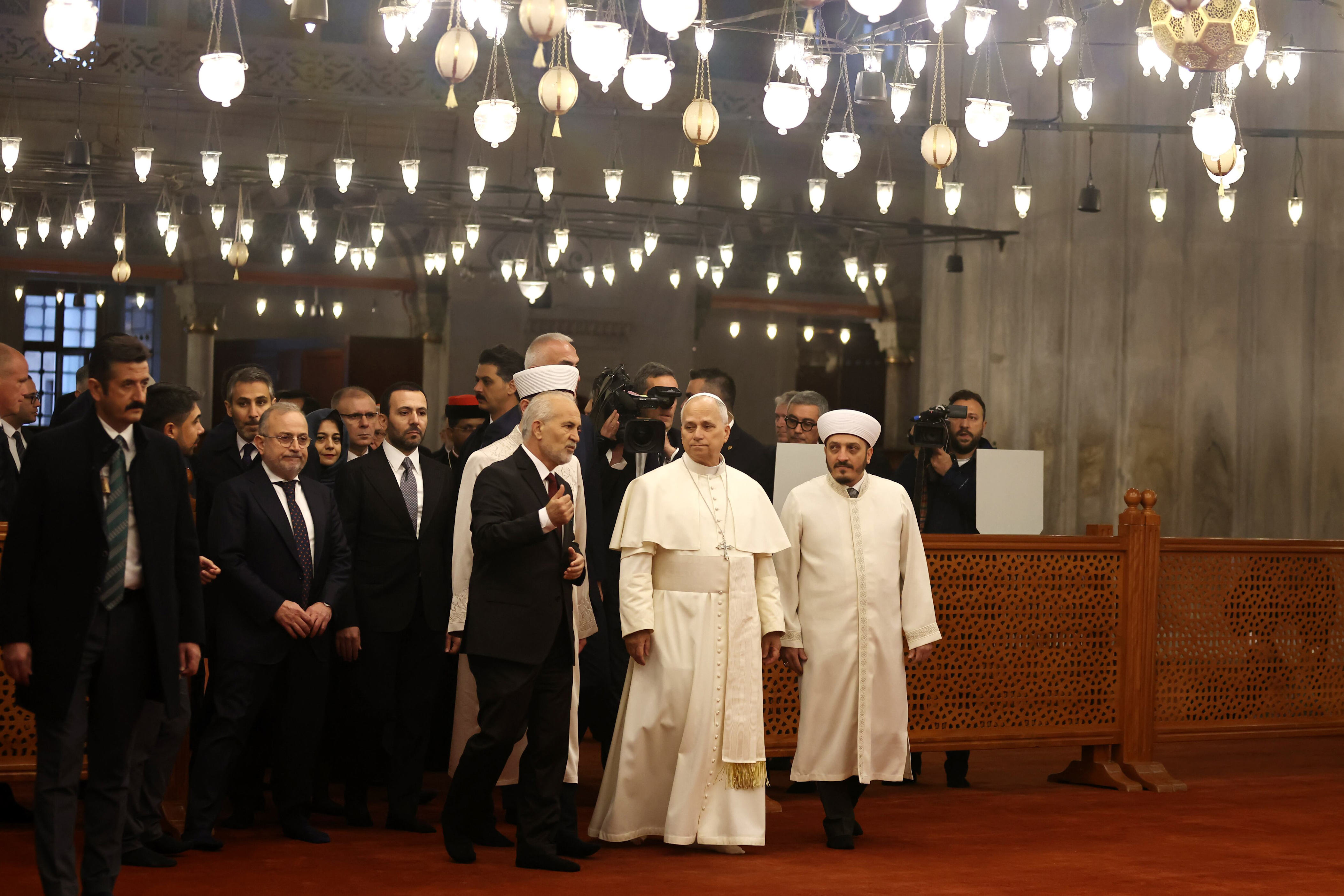 Pope Leo pays first visit to Muslim place of worship at Istanbul’s Blue ...