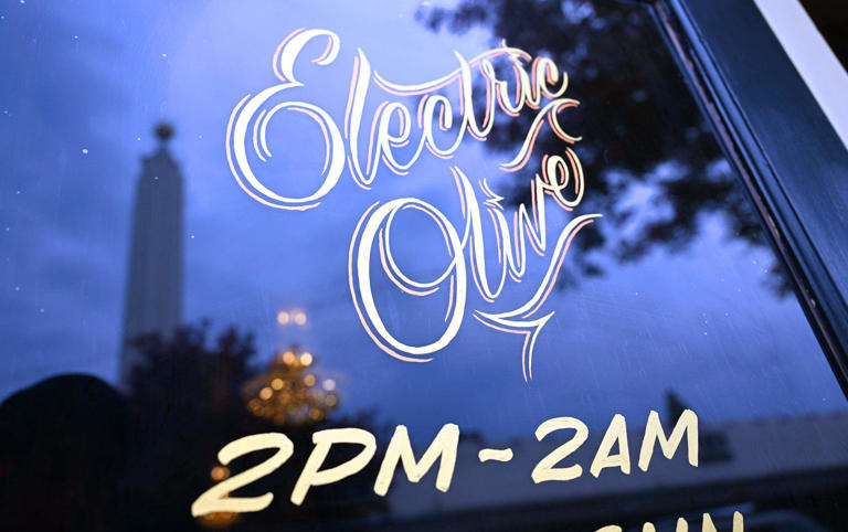 Cozy nightspot brings classic bar vibes to Fresno's Tower District ...