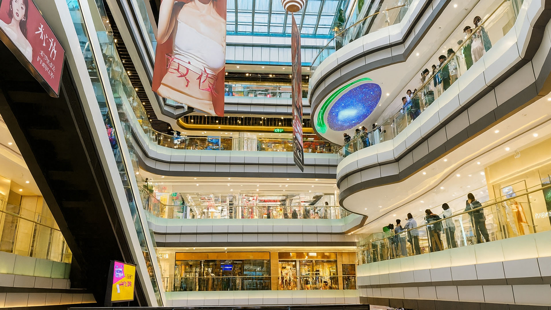 Les visiteurs affluent dans ce centre commercial suspendu impressionnant