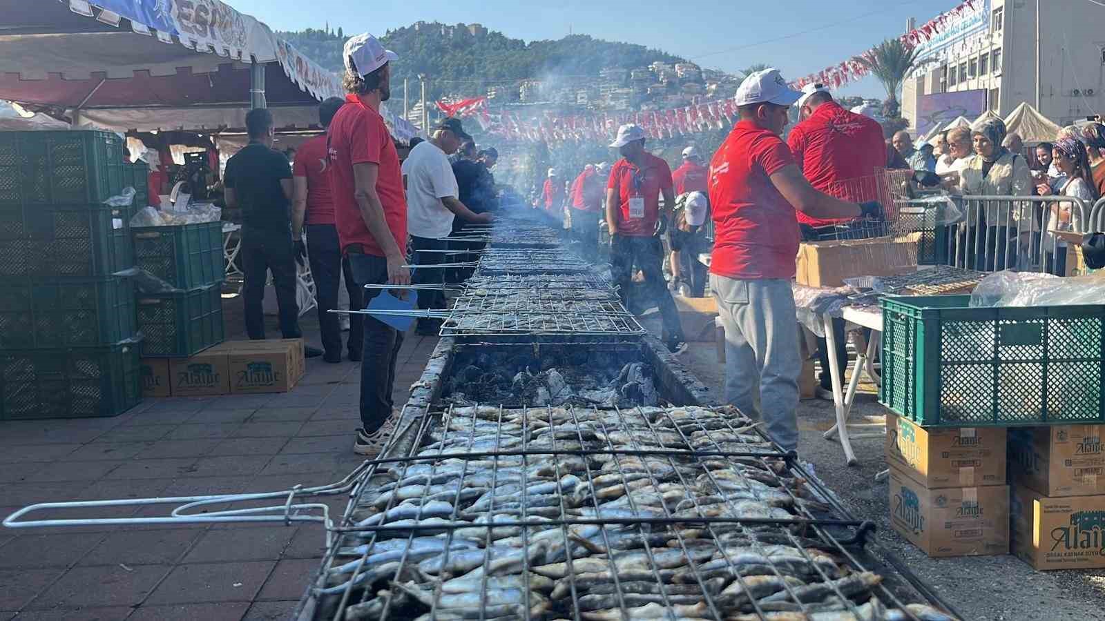 Alanya’da geleneksel hamsi festivali başladı 7 ton hamsi ücretsiz ...