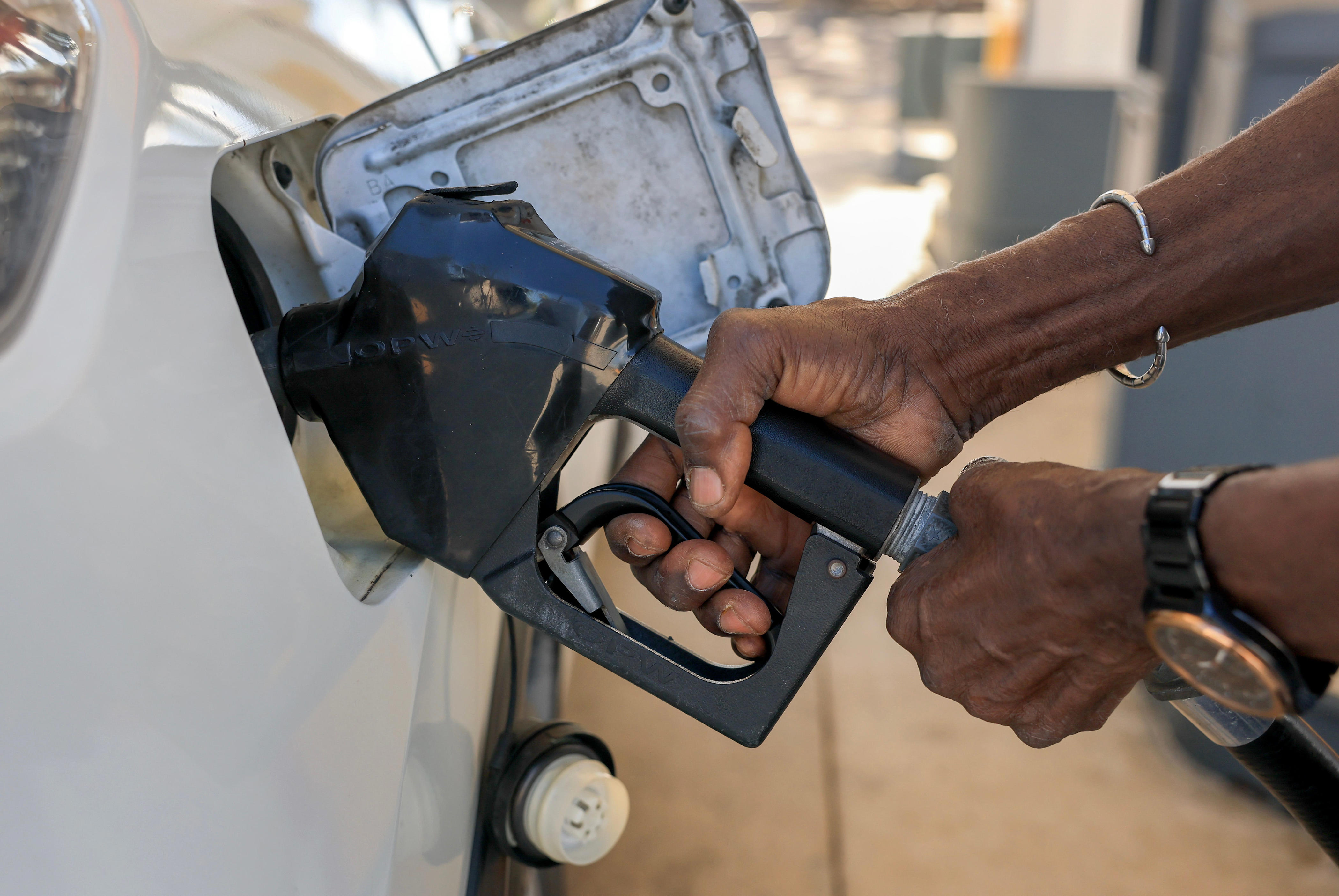 Gas prices fall below $3 nationwide, lowest since 2021, GasBuddy finds