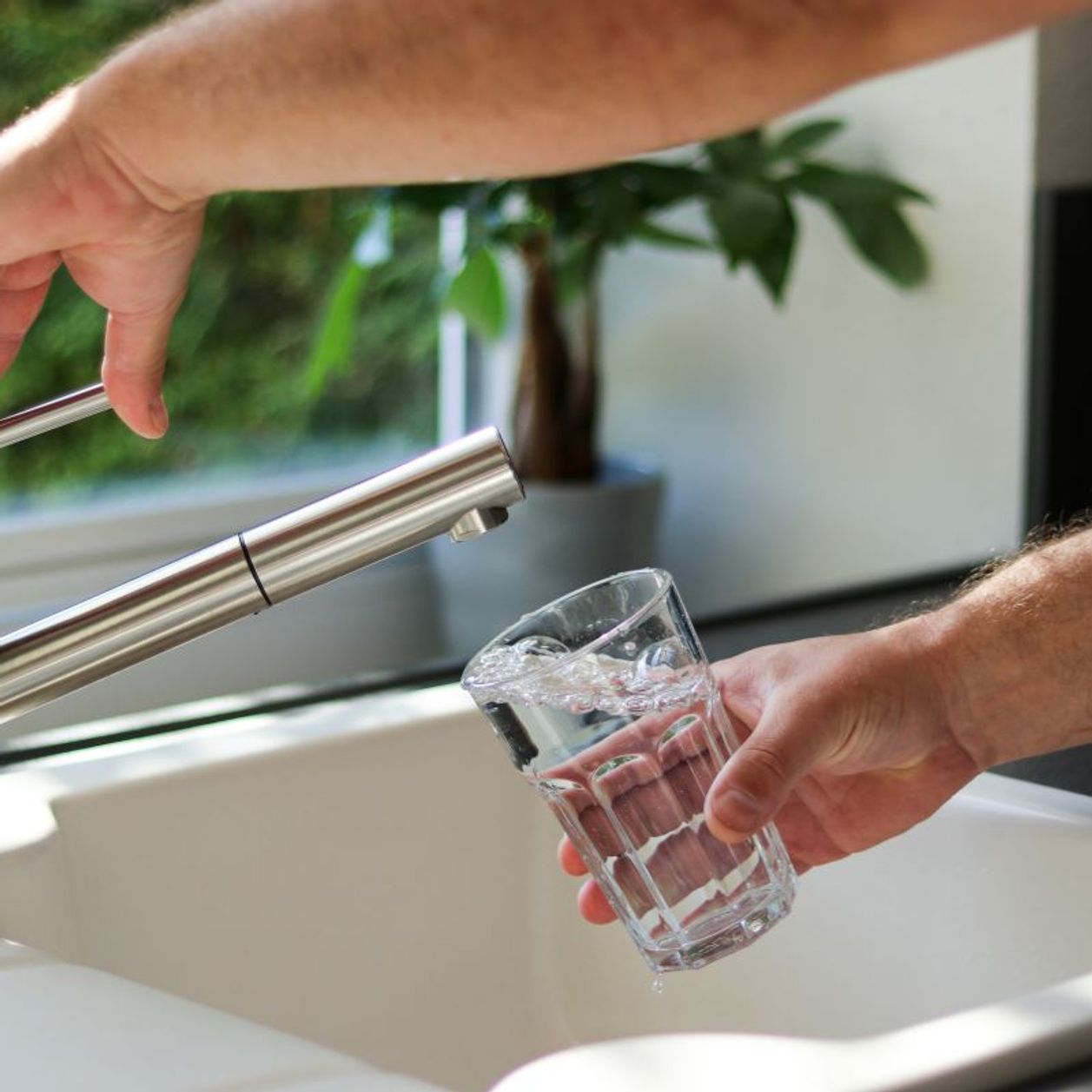 Boire trop d'eau peut-il être dangereux pour la santé ? Cet expert ...