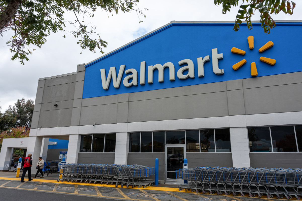 Walmart has a 'fun' $33 LEGO bricks and lights set that will arrive in ...