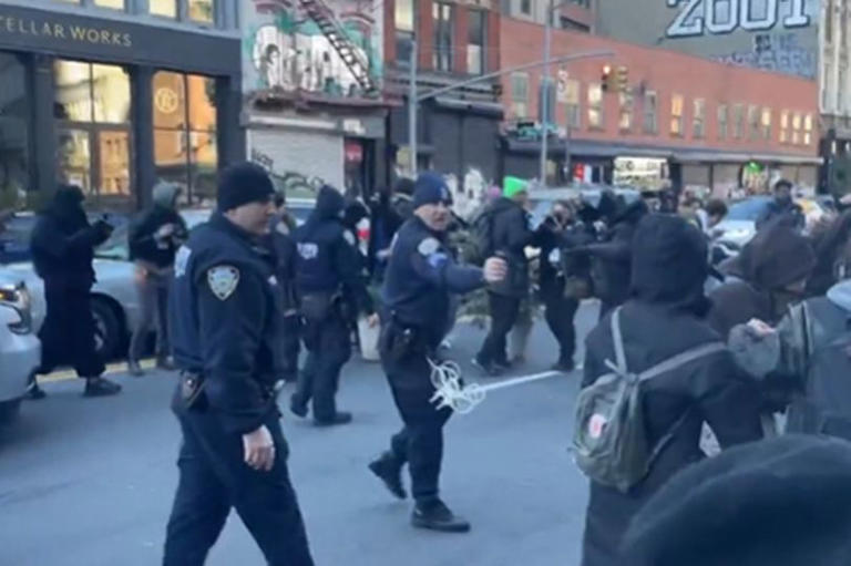 NYPD pepper spray anti-ICE protesters on Canal Street to clear path for ...