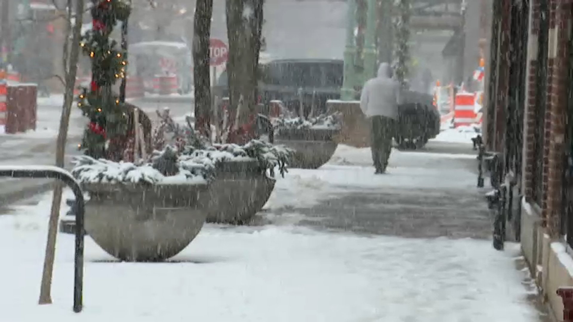 Snow totals begin piling up as winter storm blasts Chicago area