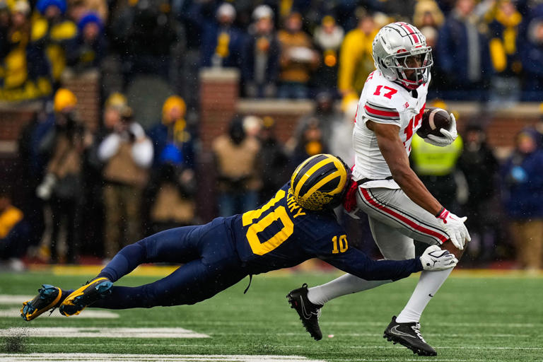 Michigan players circle up to defend block 'M' after Ohio State loss