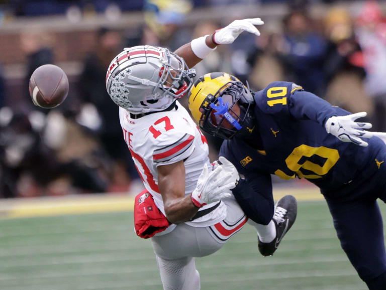 Ohio State’s mascot is trolling Michigan on the sideline while the ...