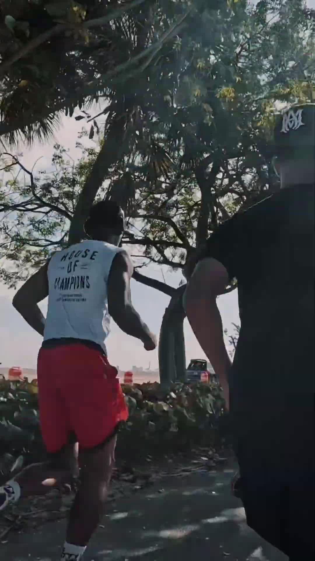 David Benavidez in amazing shape on sunny Miami Beach run☀️