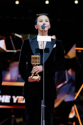 (LEAD) G-Dragon named Artist of the Year at 2025 MAMA Awards