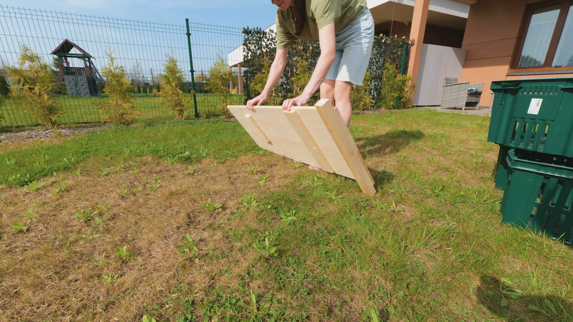 Creatieve tuinmeubelen van plastic kratten