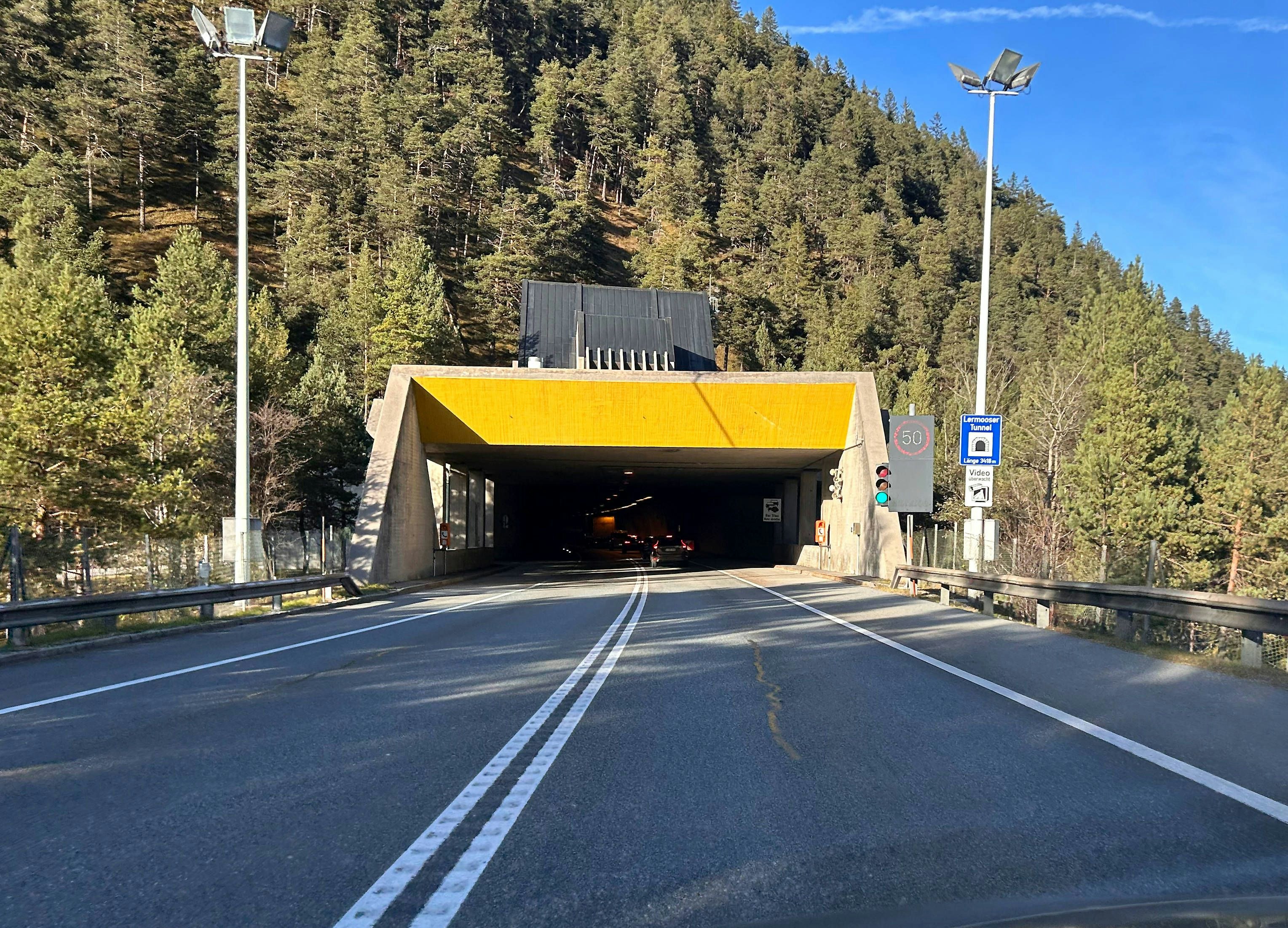 Auto stürzte 15 Meter in die Tiefe: Fahrer aus Rhein-Erft-Kreis in ...