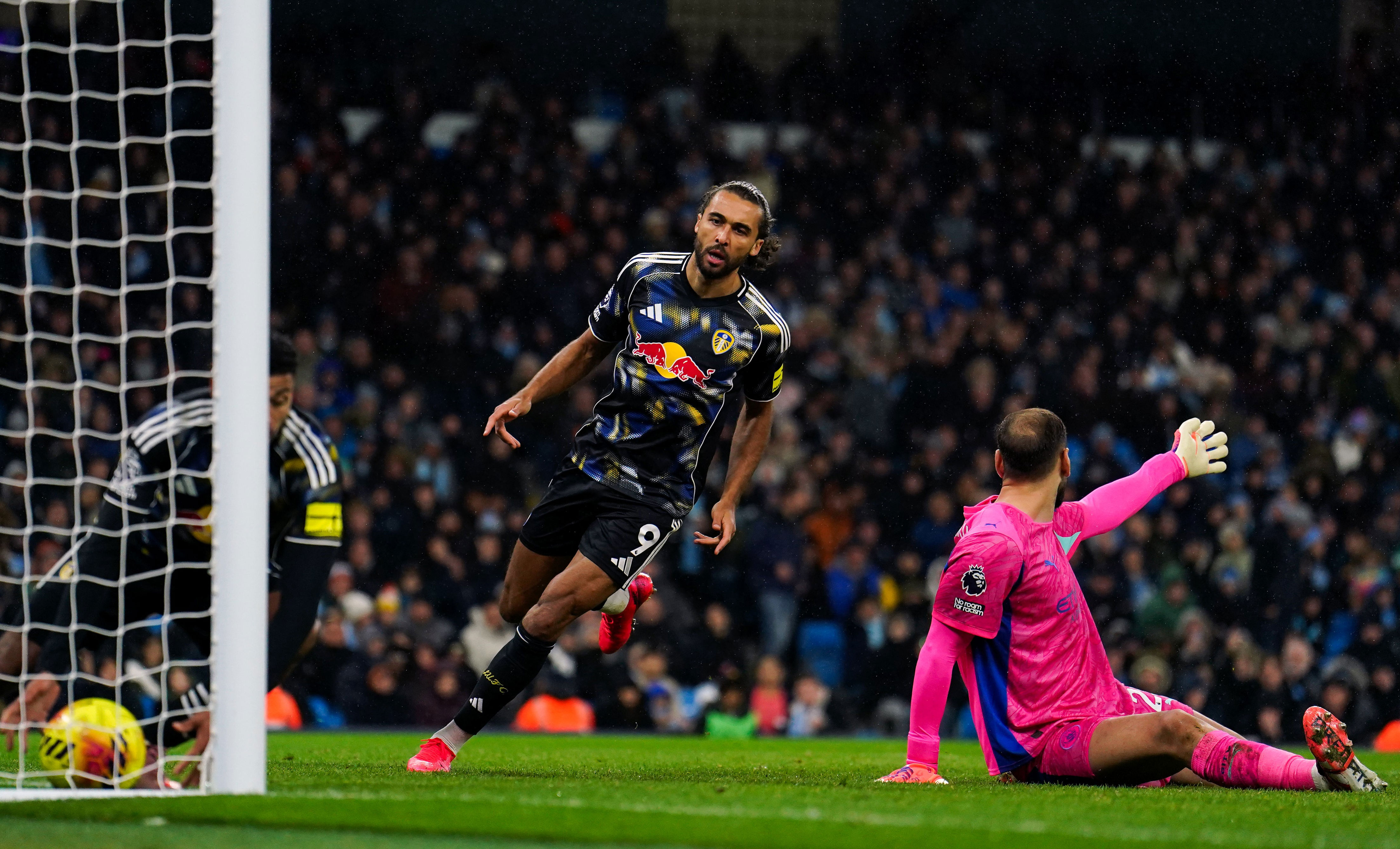 Foden strikes late for Man City to deny dramatic Leeds comeback