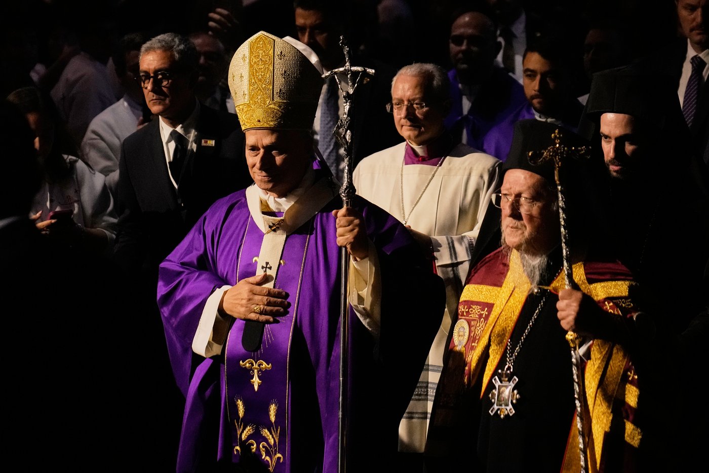 Pope visits Istanbul's Blue Mosque without praying as he focuses on ...