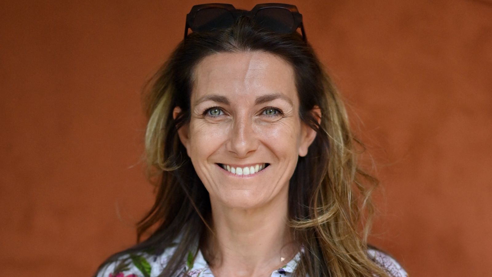 Anne-Claire Coudray ne jure que par cette coupe de jean ultra-flatteuse ...