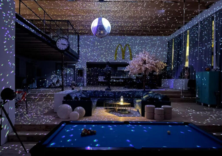 Deze Airbnb in Duitsland is de ultieme mancave (plek voor 11 personen)