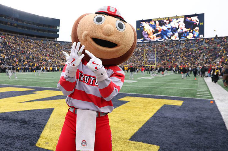 Ohio State mascot tampers with Michigan field in genius move