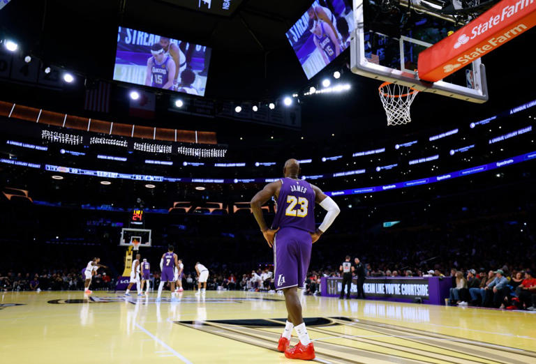 Lakers drop concerning LeBron James update vs Pelicans